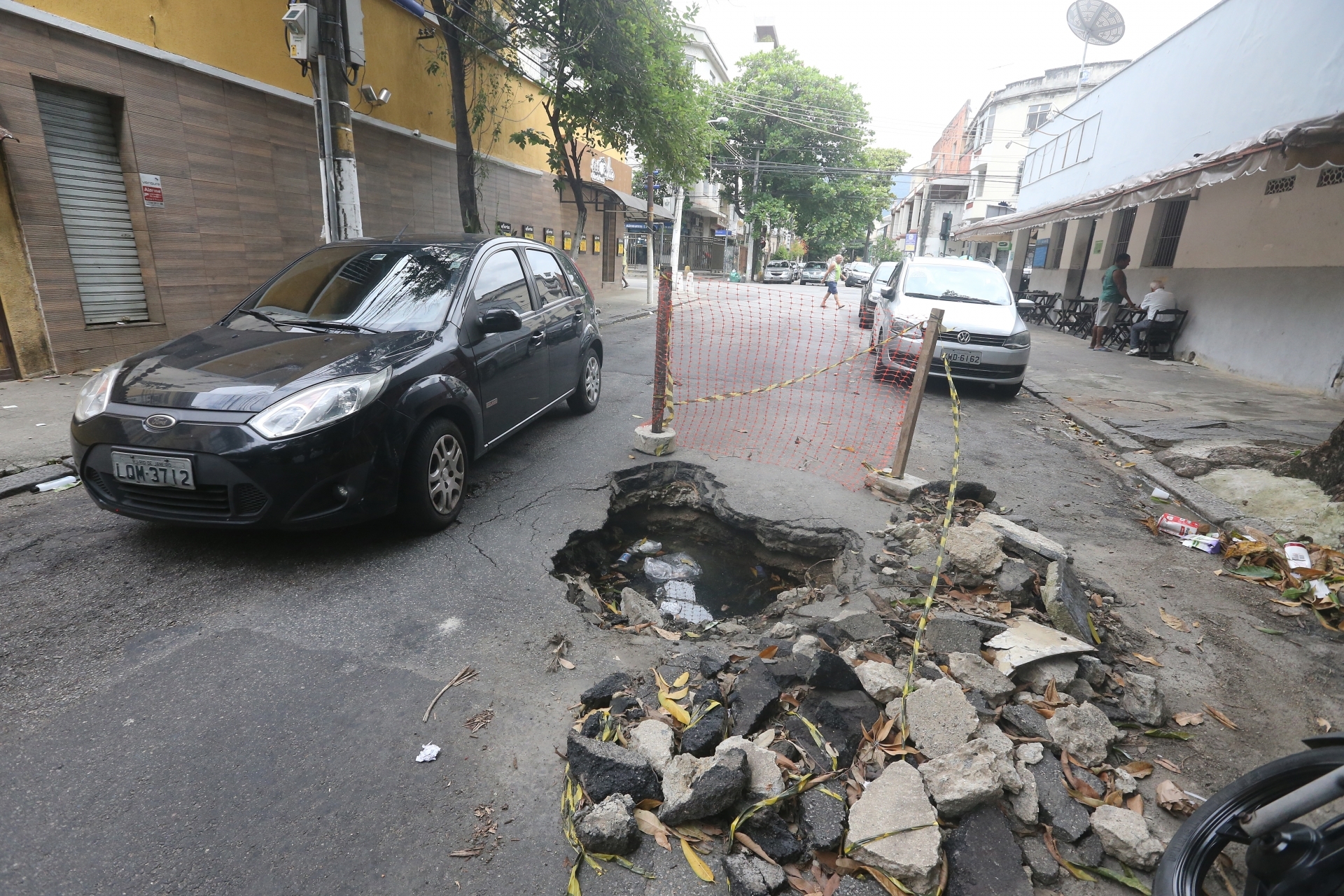 Buracos nas ruas dificultam trânsito e expõem má gestão de Crivella MH ...