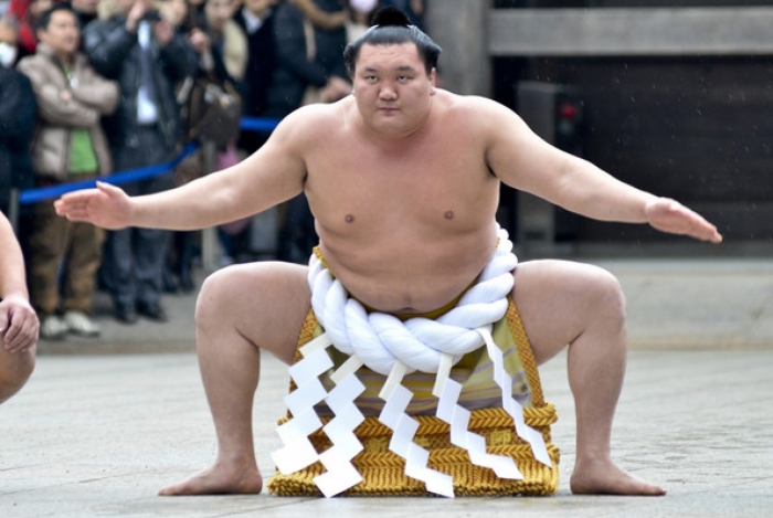 Campeão de sumô é repreendido por pedir palmas para o público MH - Esportes