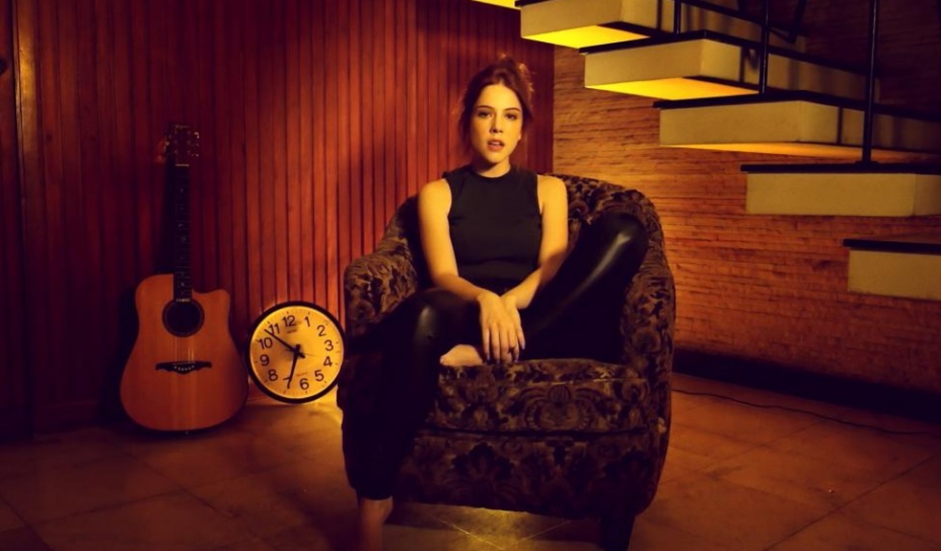 Bia Arantes aparece sensual em novo clipe da banda Nenhum de Nós