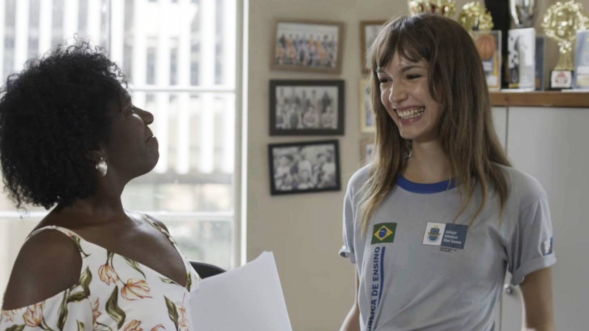 Michelly usa banheiro feminino MH - Televisão