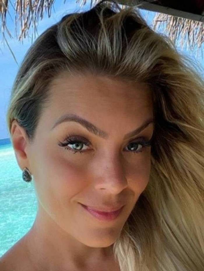 Apresentadora cumpre promessa após título do Inter e posta foto de biquíni