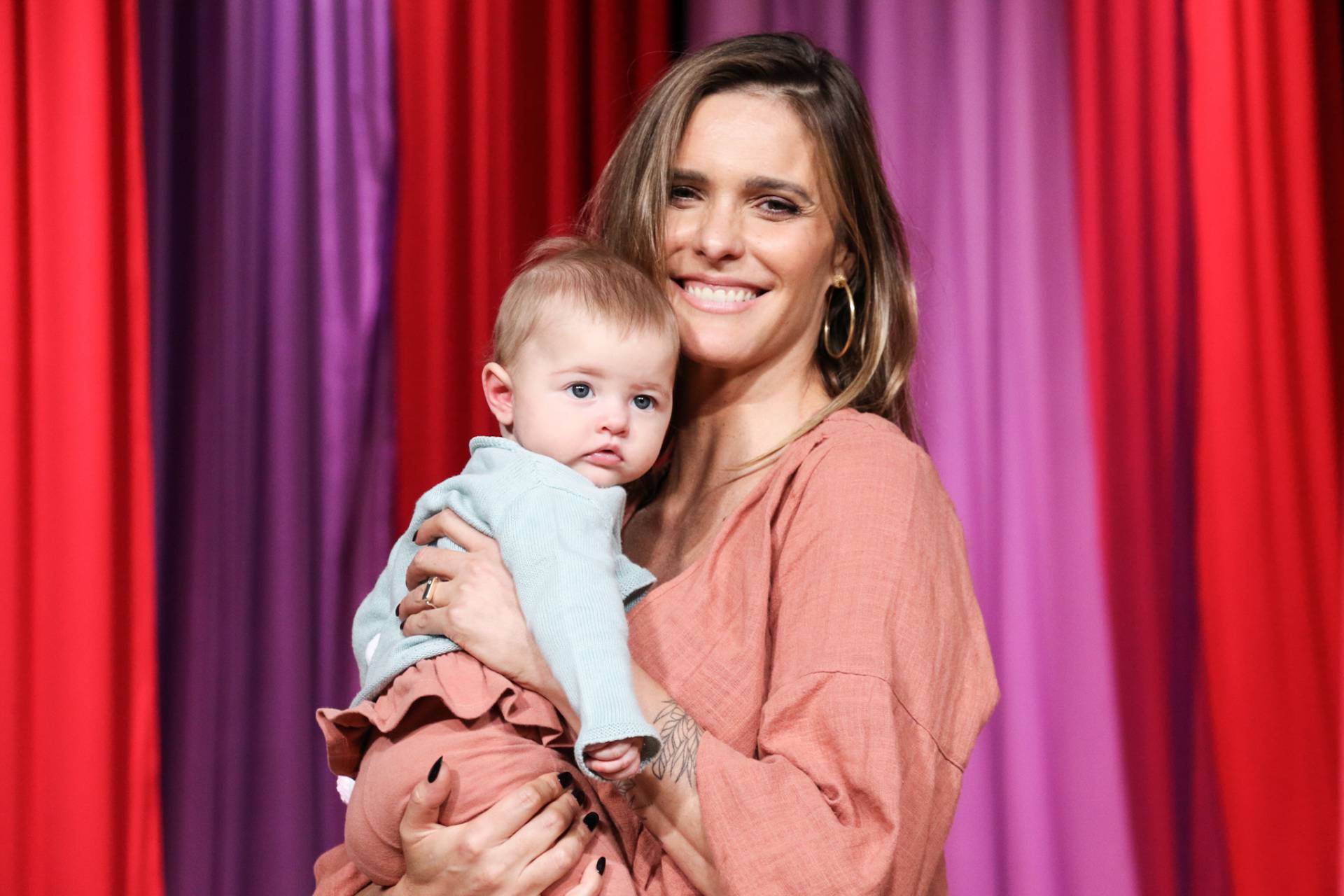 Fernanda Lima encanta em foto com a filha Maria Manoela MH ...