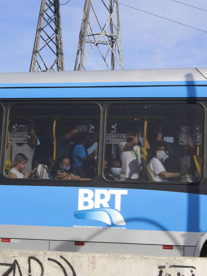BRT circula lotado um dia após decreto liberar viagem com passageiros em pé