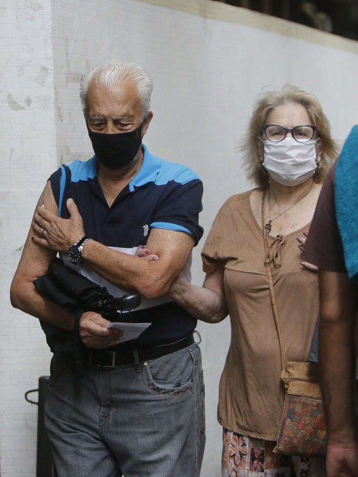 Prefeitura do Rio de Janeiro vacina idosos com 89 anos