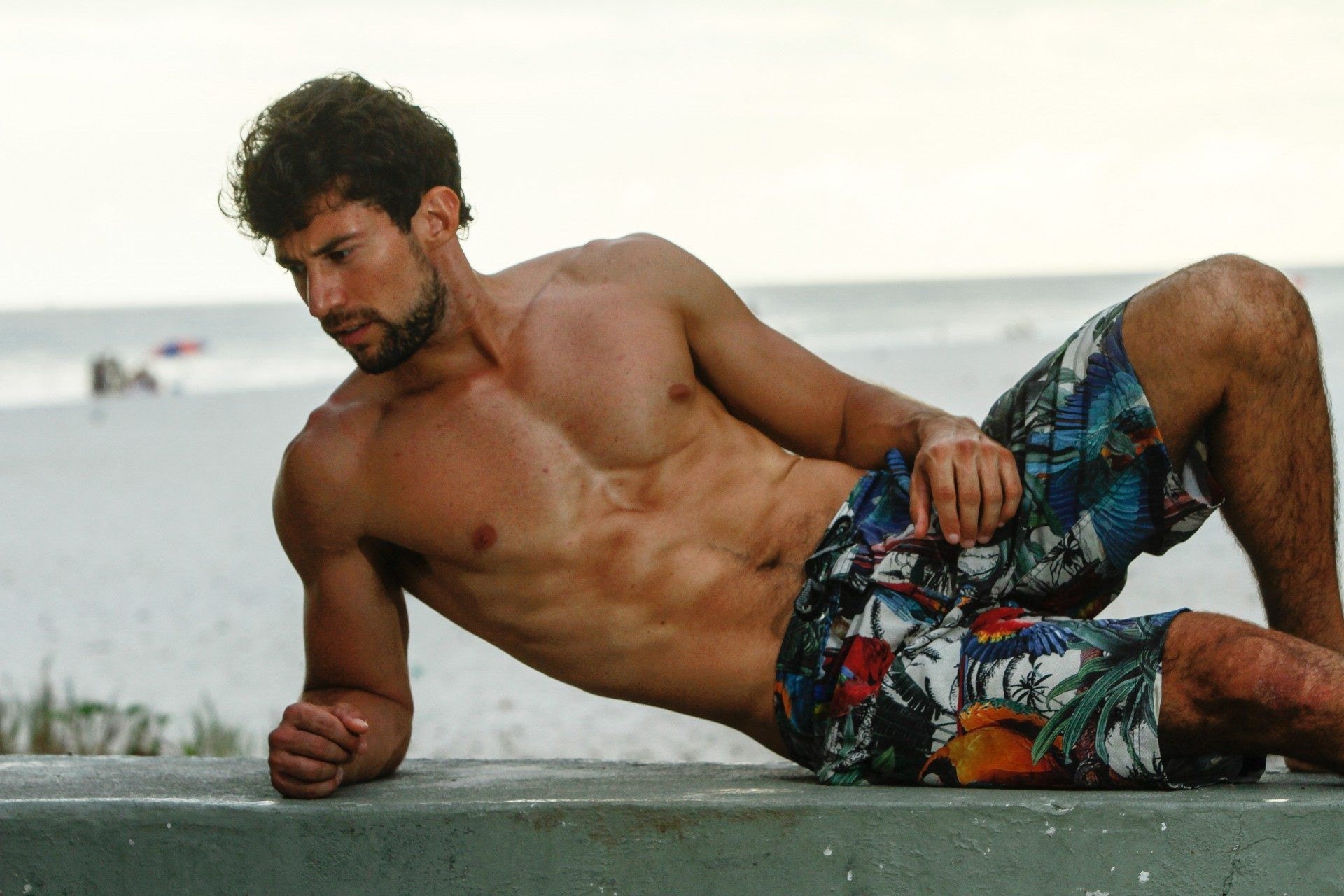 Galã do filme ‘Solteira Quase Surtando’ exibe corpo sarado em ensaio ...