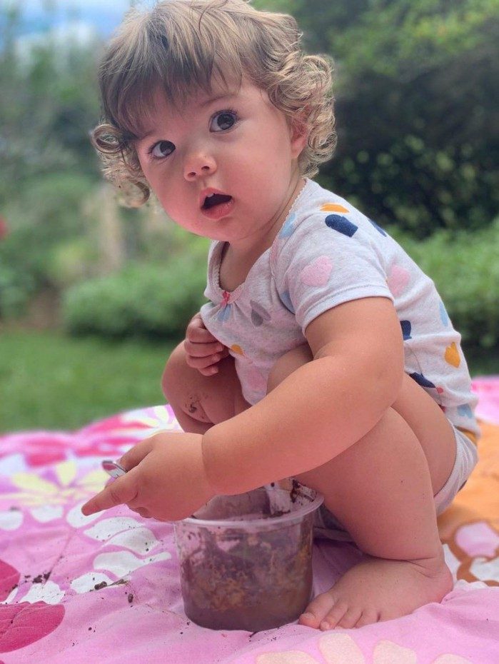 Iti malia! Rafa Vitti compartilha vídeo fofo ao lado da filha: 'Plantando semente'