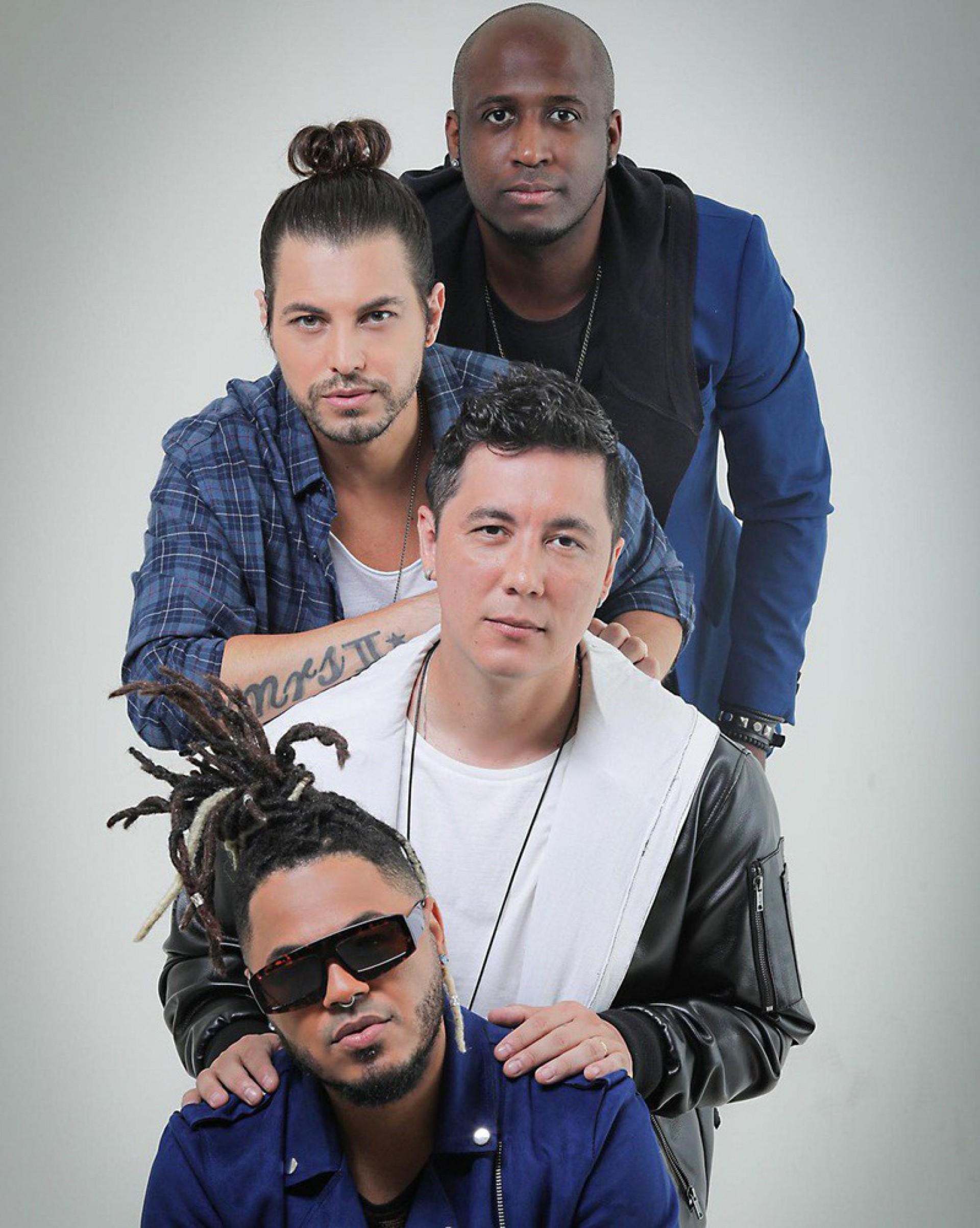 Cantor do Br'OZ é internado na UTI com covid-19 MH - Julie Alves