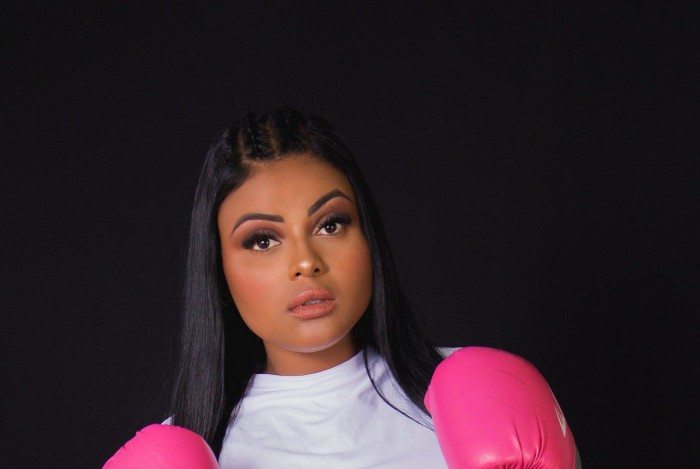 A GATA DA HORA: Samea Soloni posa em homenagem aos atletas olímpicos