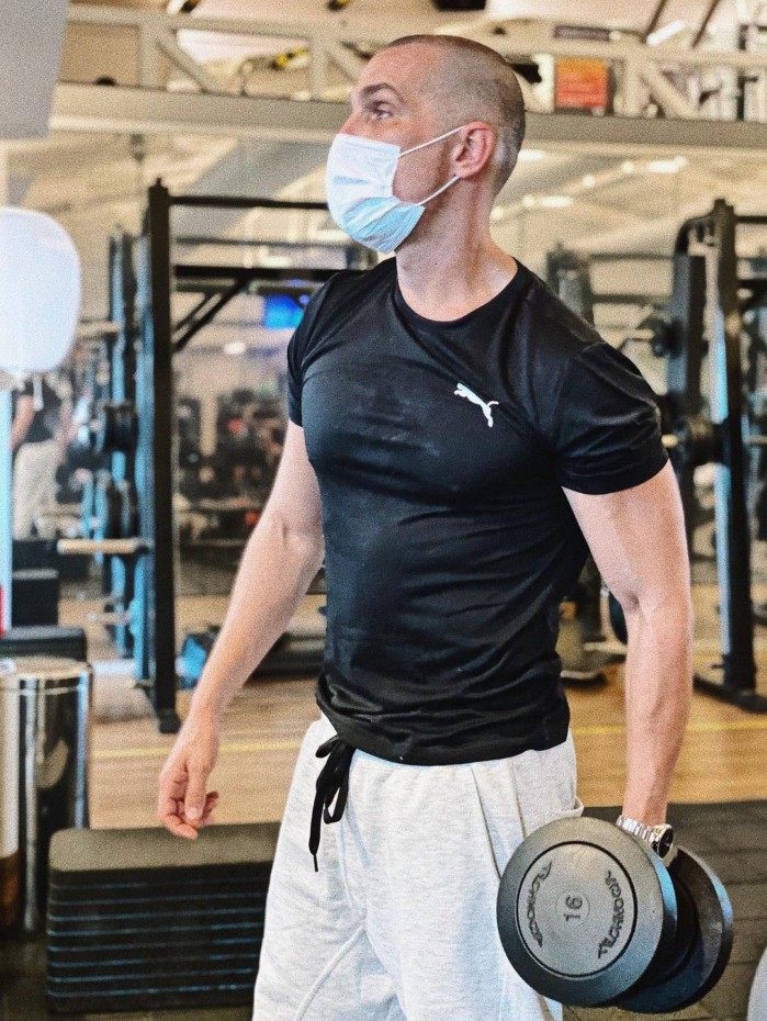 Em dia de treino, Igor Rickli exibe peitoral definido e MH ...