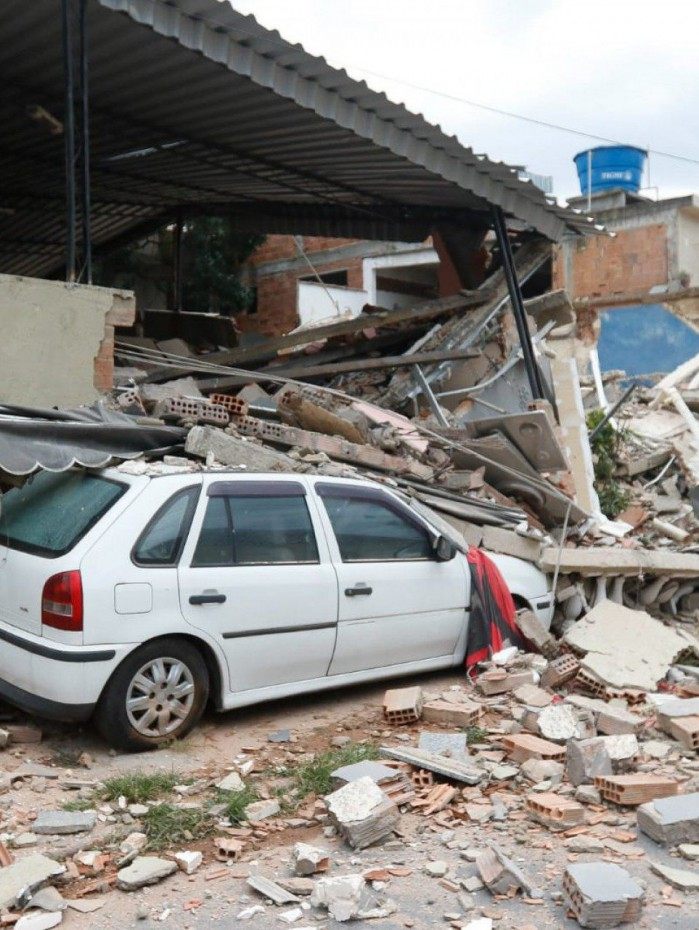 Vizinha de prédio que desabou em Nilópolis diz que viu coluna estufada