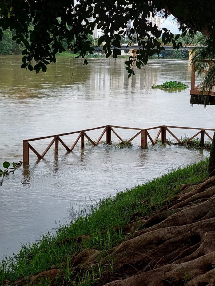 Deck da Beira Rio fica submerso após cheia do Rio Paraíba do Sul
