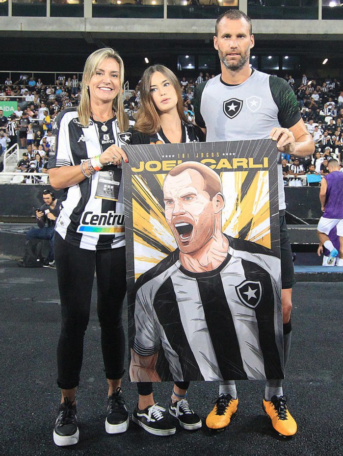 Carli se declara ao Botafogo ao alcançar recorde de jogos: 'Apaixonado'