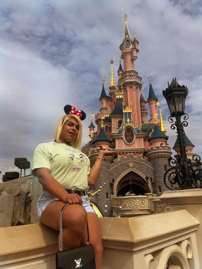 Influenciadora trans posa com bolsa de R$ 14 mil ao visitar Disney de ...