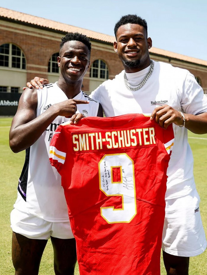 Astro do Real Madrid, Vinícius Júnior bate bola com atleta da NFL nos ...