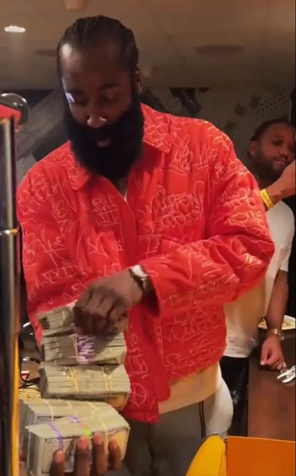 Veja o vídeo! Astro da NBA, James Harden ganha R$ 1,2 milhão de ...
