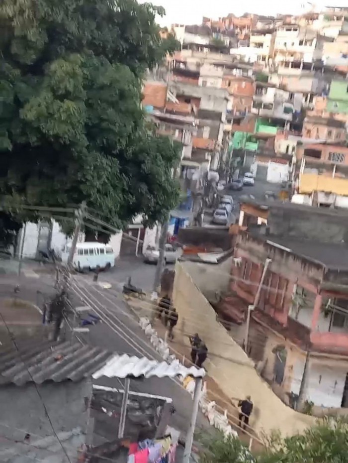 Dois policiais militares ficam feridos durante tiroteio no Morro do ...
