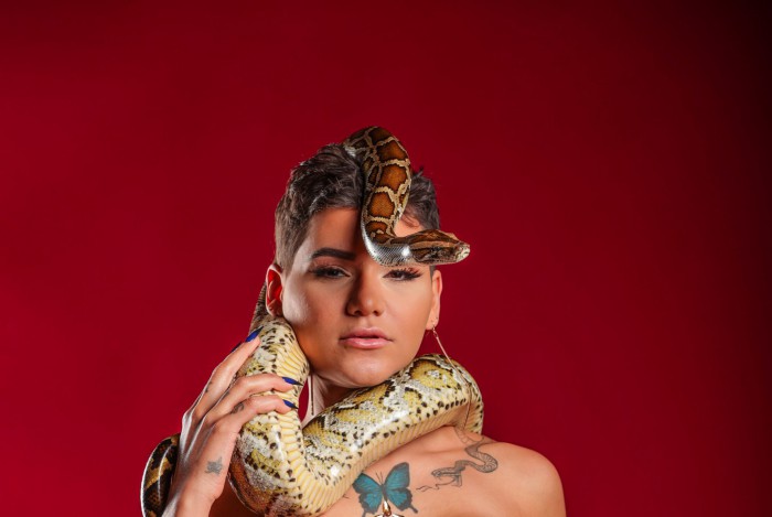 A GATA DA HORA: Mística Miss tem talento artístico e sensualidade