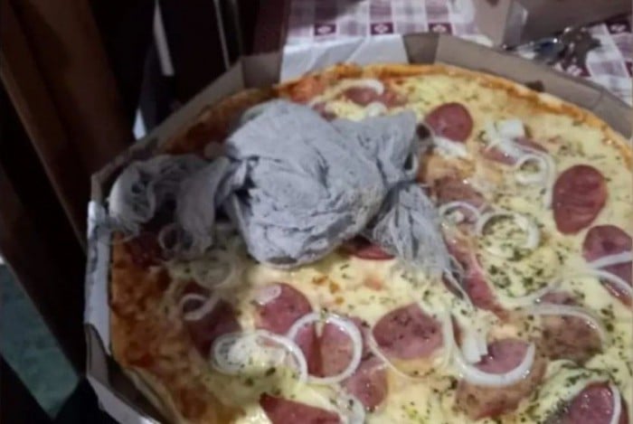 Cliente recebe pizza com pano de chão dentro da embalagem MH - Geral