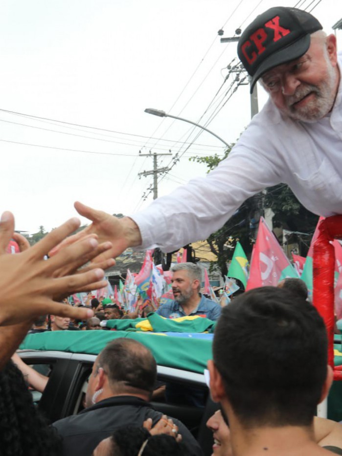 Lula faz caminhada no Complexo do Alemão, Zona Norte do Rio