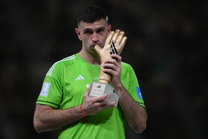 Goleiro da Argentina tatua troféu da Copa do Catar em parte especial do ... Goleiro da Argentina tatua troféu da Copa do Catar em parte especial do ...