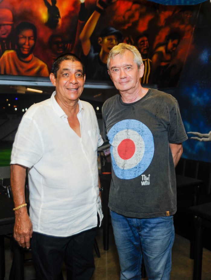 Zeca Pagodinho recebe Serginho Groisman na inauguração de seu bar em ...