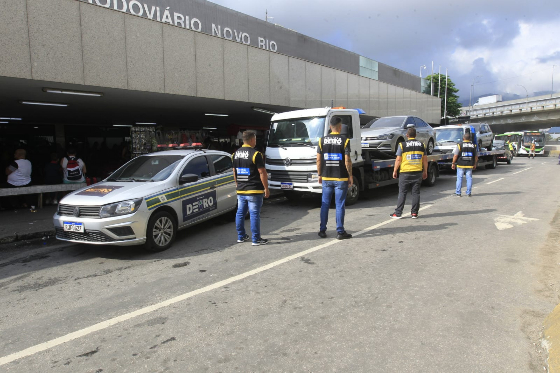 Detro-RJ reboca carros de transporte irregular na Rodoviária Novo Rio
