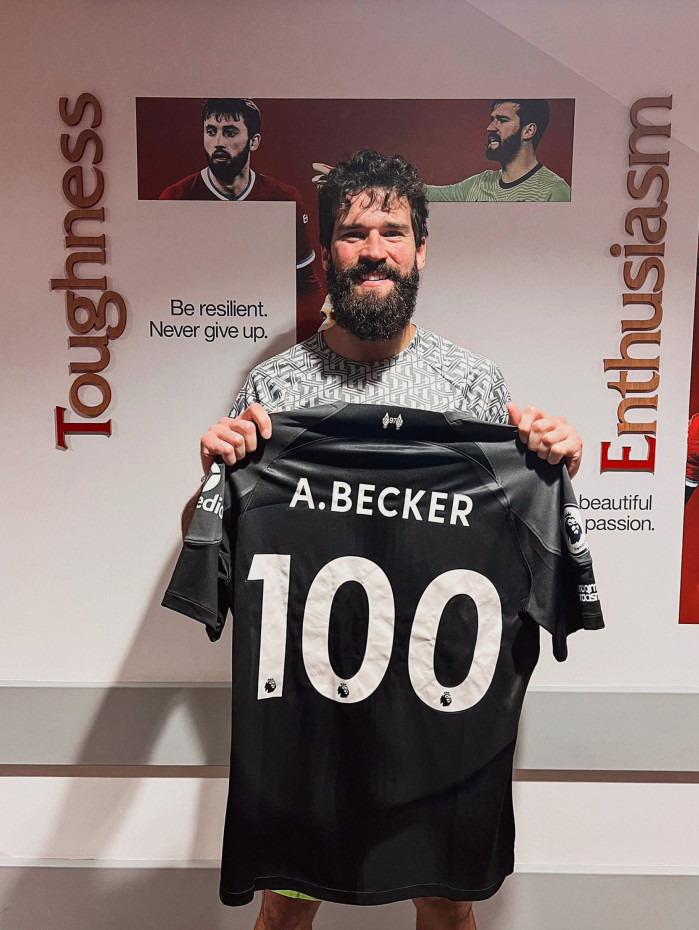 Alisson alcança marca de 100 jogos sem sofrer gol pelo Liverpool e comemora