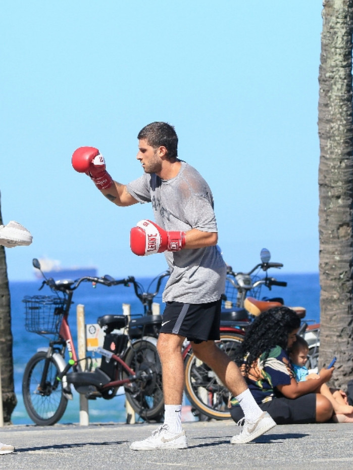 Chay Suede treina luta em praia da Zona Sul do Rio