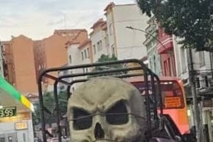 Carro do Bope com Caveira Enorme na Caçamba Circula pelo Centro do Rio ...
