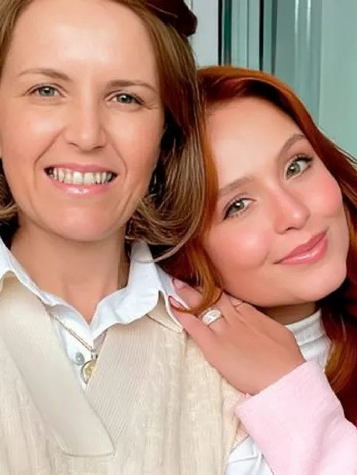 Larissa Manoela curte postagens sobre os pais em meio a polêmica: 'Doentio'