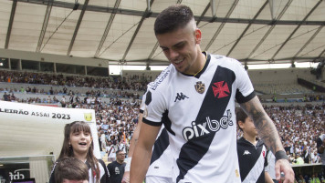 Menino Gui vai ao Maracanã pela primeira vez e entra em campo com ...