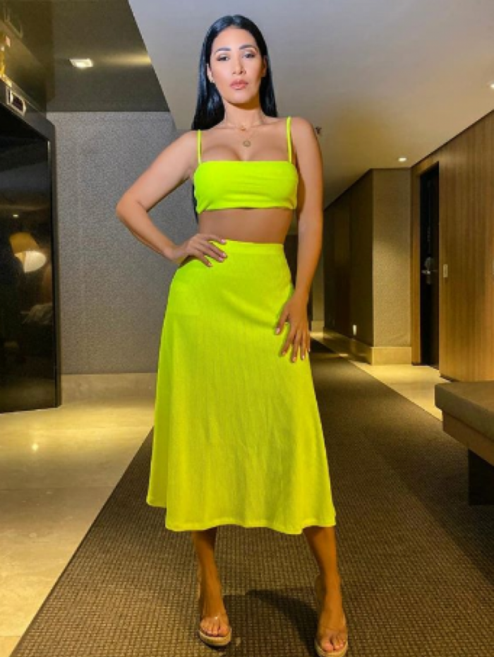 Simaria posta foto com look neon e surpreende fãs com cintura fina MH ...